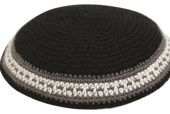 KIPA TEJIDA NEGRA CON LINEAS BLANCAS Y GRISES – Fobeju Chile